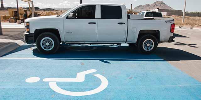 Respetar cajones azules de estacionamiento reservados para personas con ...